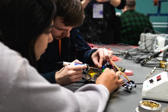 Techninės kūrybos hakatonas „Rethinking Hardware 2.0“ pritraukė gausų būrį entuziastų ir įmonių ...